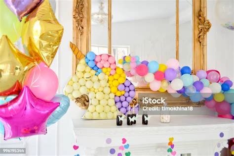 크리스마스 파티의 장식 풍선의 많은입니다 생일 파티 장식입니다 0명에 대한 스톡 사진 및 기타 이미지 0명 1 개념 Istock