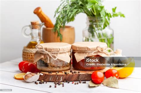 기름과 토마토 페이스트고등어에서 수제 통조림 생선 통조림 물고기가 있는 유리 항아리 가득 찬에 대한 스톡 사진 및 기타 이미지 가득 찬 가리기 가정 생활 Istock