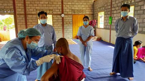 ရွာငံမြို့နယ်တွင်အသက် ၁၅ နှစ်မှ ၁၈ အထိ ရှင်သာမဏေများနှင့် သီလရှင်ဆရာလေးများအား ကိုဗစ် ၁၉ ရောဂ