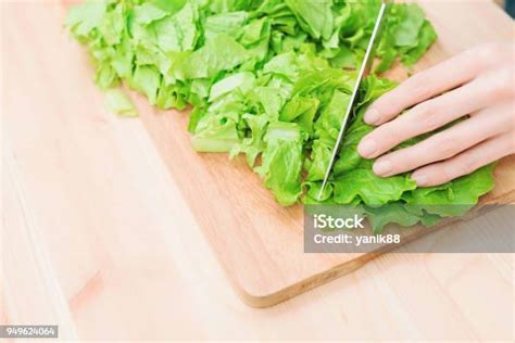 클로즈업 여성 손 베 고 나무 절단 보드를 집에서 야채 샐러드를 요리 하는 녹색 식물 샐러드 채식주의 건강 한 라이프 스타일의 개념 가정 주방에 대한 스톡 사진 및 기타
