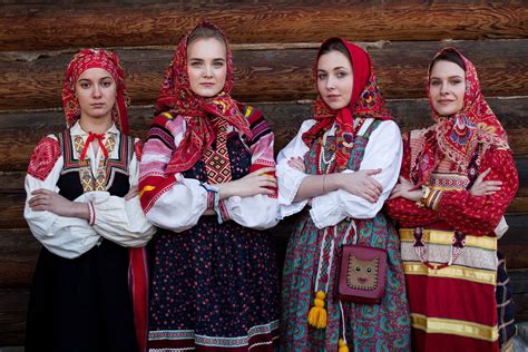 русский костюм девушки в русских костюмах Traditional Russian Costume