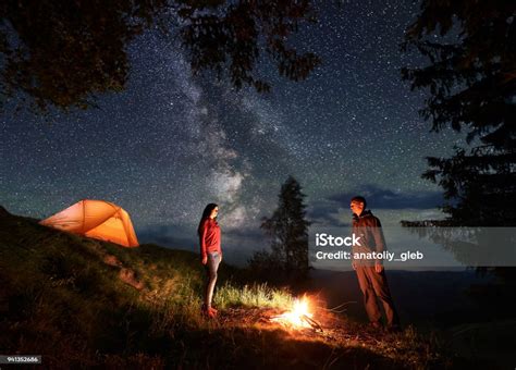 남자와 여자 서 서로 반대 하 고 사이 그들 밤 산에 캠핑에 불 2명에 대한 스톡 사진 및 기타 이미지 2명 경외감 관광객 Istock