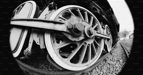 기차 바퀴의 흑백 사진 사진 Unsplash의 루마니아 이미지