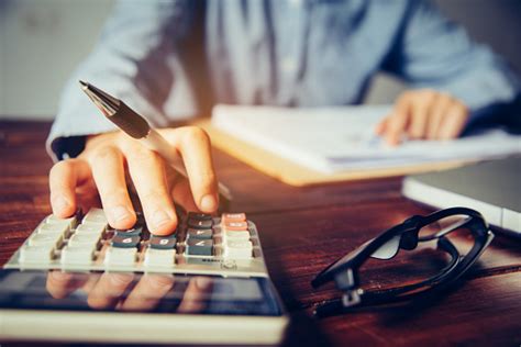 비즈니스 사람들이 비즈니스 분석 그래프와 계정 및 사무실에서 문서 노트북에 노력 하 고 그래프에 대한 스톡 사진 및 기타 이미지 그래프 금융 남자 Istock