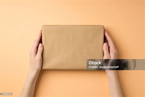 빈 공간이있는 고립 된 베이지 색 배경에 크래프트 종이 선물 상자를 들고 있는 젊은 여성의 손1 인칭 사진 개인적 시점에 대한 스톡 사진 및 기타 이미지 Istock