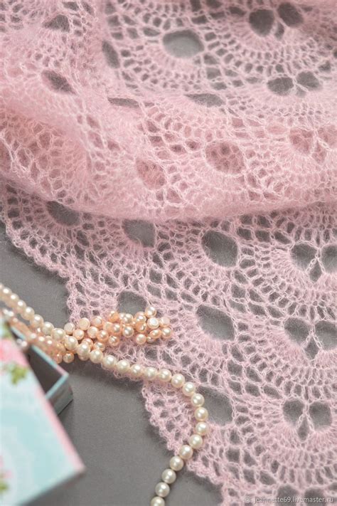Бактус вязаный крючком цвета пудры Платок ажурный вязаный купить или заказать в интернет