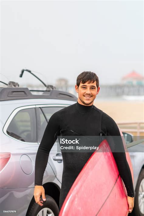 서퍼는 손에 그의 서핑 보드와 함께 그의 차 옆에 서 있습니다 20 24세에 대한 스톡 사진 및 기타 이미지 20 24세 개념 남자 대변인 Istock