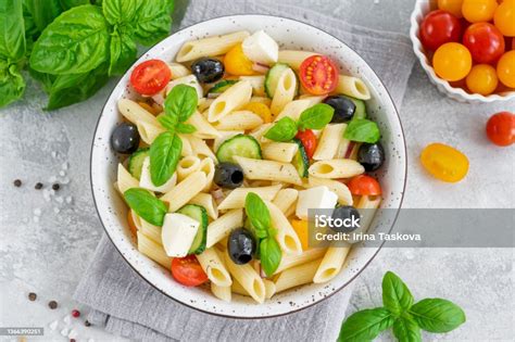 토마토 오이 붉은 양파 올리브 치즈를 곁들인 건강한 파스타 샐러드를 회색 배경에 그릇에 담습니다 공간을 복사합니다 0명에 대한 스톡 사진 및 기타 이미지 Istock