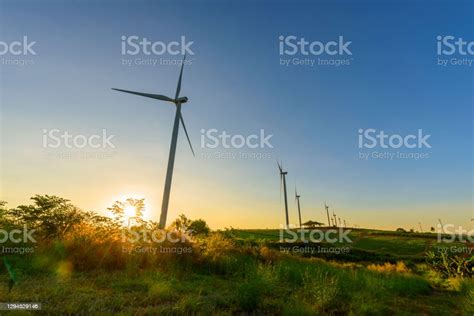 일몰 시간에 바람에서 전력을 만들기위한 풍력 터빈 공원 공중 뷰에 대한 스톡 사진 및 기타 이미지 공중 뷰 녹색 기술 농장 Istock