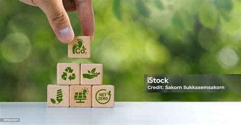 탄소 배출 감소 탄소 중립 개념 온실 가스 순 배출 제로 목표 인간 활동이 일반적으로 경관과 자연에 미치는 영향 녹색 블록 아이콘입니다 공간 복사 0에 대한 스톡 사진 및