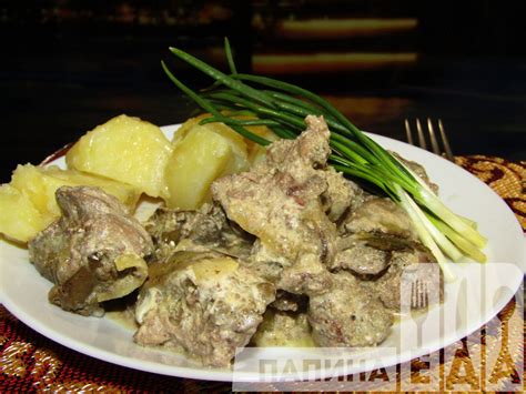 Куряча печінка тушкована в сметані з цибулею рецепт