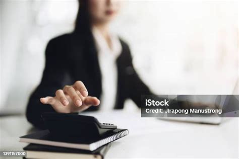 회계사 감사원 자영업자 재무 및 투자 세금 계산 및 예산 계산기를 사용하여 계산하는 아시아 여성 기업가 회사 사업 결과 문서 경영자에 대한 스톡 사진 및 기타 이미지