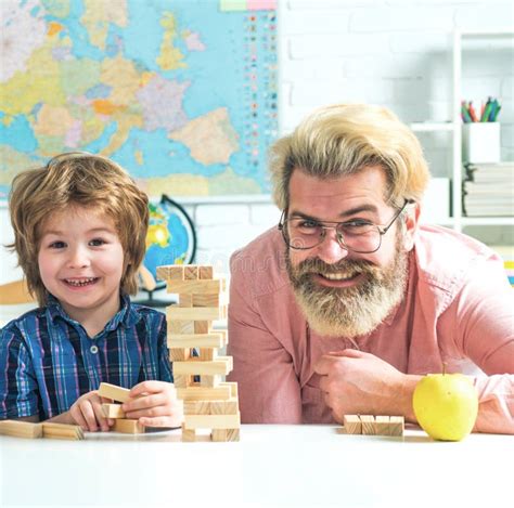 Padre E Hijo Felices Jugando En Clase Niño Con Profesor Niño Sonriente Feliz Con Papá Jugando