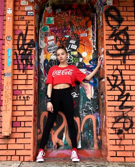 Simple Minimalistic Less Is More Minimal Ladies Lady Women Stylish Urban Culture Look Trend