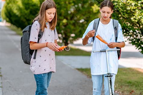야외에서 보호 얼굴 마스크를 가진 두 명의 여학생 10 11세에 대한 스톡 사진 및 기타 이미지 10 11세 12 13세 2명 Istock