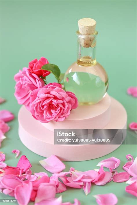 녹색 배경에 분홍색 연단에 장미 꽃잎에 장미 꽃유리 병에 장미 에센셜 오일 아로마테라피와 화장품 천연 로즈 오일 유기농 화장품 0명에 대한 스톡 사진 및 기타 이미지