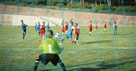 아이들 팀 및 야외 축구 스포츠 및 운동 게임 중 필드에 있는 사람들의 그룹 팀워크 피트니스 어린 운동선수 어린이 골키퍼 운동장 선수들 10 11세에 대한 스톡 사진 및