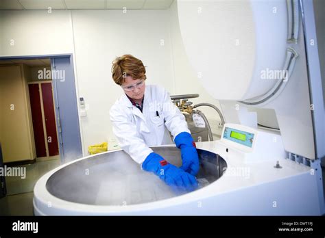 Cryogenic Vaccine Hi Res Stock Photography And Images Alamy