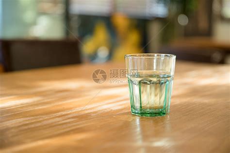 一杯水高清图片下载 正版图片500989877 摄图网