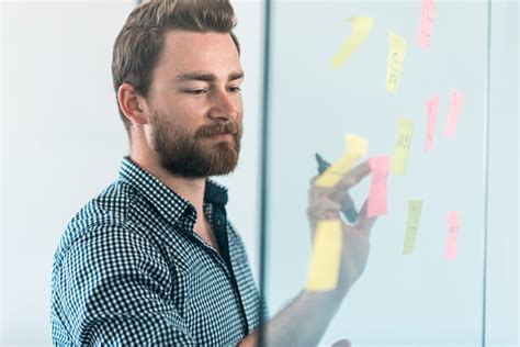 사무실에서 접착 메모에 대 한 새로운 아이디어를 작성 하는 사업 남자에 대한 스톡 사진 및 기타 이미지 남자 쓰기 20 29세 Istock