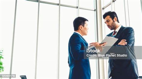 사무실에서 프로젝트 전략을 이야기하는 두 명의 비즈니스 인원 2명에 대한 스톡 사진 및 기타 이미지 2명 경영자 교육 Istock