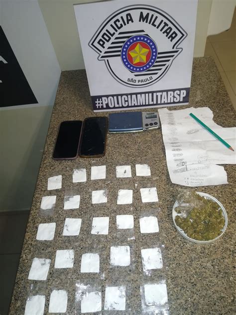 Dois Homens São Presos Por Suspeita De Tráfico De Drogas No Bairro