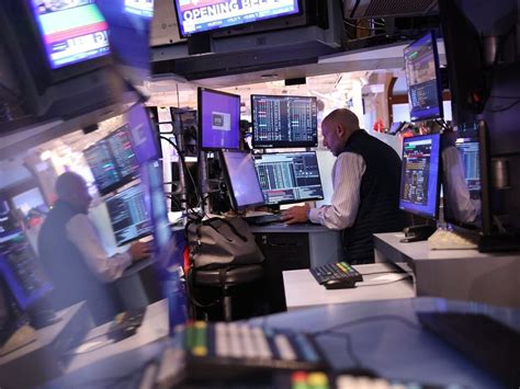 АНУ ын эдийн засаг удаашрах болгоомжлолоос үүдэн хувьцааны зах зээл өндөр дүнгээр унаж байна