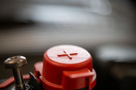 더하기 기호가 있는 빨간색 배터리 캡 클로즈업 자동차 유지 보수 초점 엔진 배경 자동차 관리 및 수리 이미지에 이상적 0명에 대한 스톡 사진 및 기타 이미지 Istock