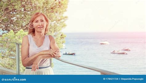 Reife Frau Entspannen Im Freien Am Strand Am Meer Stockfoto Bild Von Attraktiv Reiseflug
