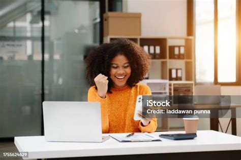 아프리카 비즈니스 여성은 태블릿 노트북에서 하는 일과 사무실에서 메모하는 일에 기뻐하고 행복합니다 20 24세에 대한 스톡 사진 및 기타 이미지 Istock
