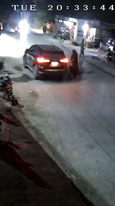 Road Cross Karty Waqat Hamesha Dono Traf Daikain Youtube