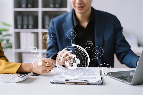 가상 화면에 sdk 아이콘이 있는 노트북 컴퓨터와 태블릿을 입력하는 사람 sdk 소프트웨어 개발 키트 프로그래밍 언어 기술