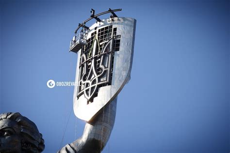 У Києві на монументі Батьківщина мати встановили тризуб фото Oboz Ua