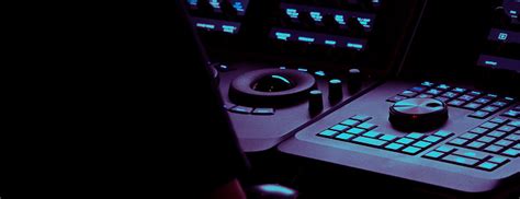 스튜디오에서 비디오 제작 제어판을 편집하십시오 에디터 편집 및 영화 포스트룸에서 영화 등급 Telecine 제어 기계 및 남자 손 편집 또는 포스트 프로덕션에서 디지털