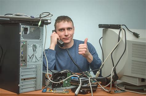 컴퓨터 수리 공입니다 It 지원입니다 컴퓨터 기술자 엔지니어 남자입니다 지원 서비스 개념입니다 시스템 관리자입니다 윙크에 대한 스톡 사진 및 기타 이미지 Istock