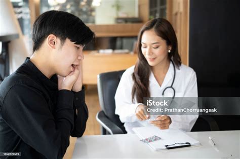 요통으로 고통받는 남성 환자를 검사하는 여성 의사 의료 의료 개념 일반의에 대한 스톡 사진 및 기타 이미지 일반의 20 24세 25 29세 Istock