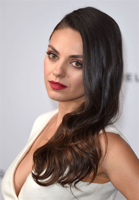 Mila Kunis Tatovering Mila Kunis Bares Cleavage At Jupiter Ascending