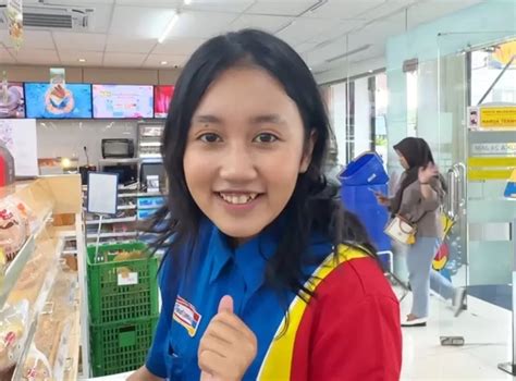 Viral Gara Gara Keseringan Nonton Anime Seorang Kasir Indomaret Bisa Trip Ke Jepang Krjogja