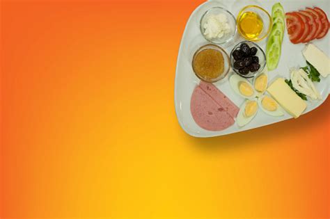 클리핑 패스와 함께 고립 된 큰 흰 접시에 치즈 고기 삶은 계란 크로 함께 아침 식사의 접시 0명에 대한 스톡 사진 및 기타