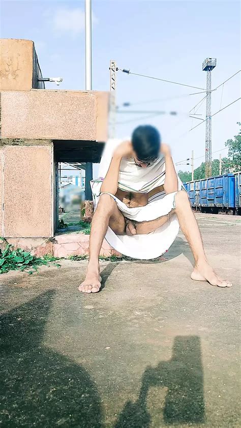 Nudo sulla piattaforma della stazione ferroviaria esibizione grosso cazzo peloso papà sesso nudo