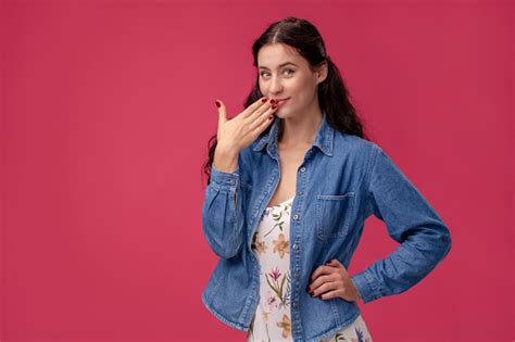 스튜디오에서 분홍색 배경에 서 밝은 드레스와 파란색 셔츠를 입은 예쁜 젊은 여성의 초상화 진지한 감정 가까운에 대한 스톡 사진 및 기타 이미지 Istock