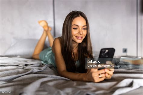 매력적인 미소를 가진 젊은 여성은 흰색 침대에서 태블릿 스마트폰을 사용하고 P 기술 사람들은 디지털 온라인 마케팅 전자 상거래 개념 배너를 연결합니다 무선 기술에 대한 스톡