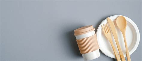 회색 배경에 나무 칼과 대나무 커피 컵 제로 폐기물 플라스틱 무료 여행 세트 에코 숍 배너 디자인 0명에 대한 스톡 사진 및 기타 이미지 Istock