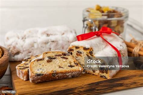 크리스마스 슈톨렌은 하얀 나무 탁자 위에 놓인 독일 전통 빵입니다 가루 설탕을 뿌린 반죽 견과류 마지팬으로 만든 축제 디저트 복사 공간 텍스트를 위한 위치입니다 0명에 대한