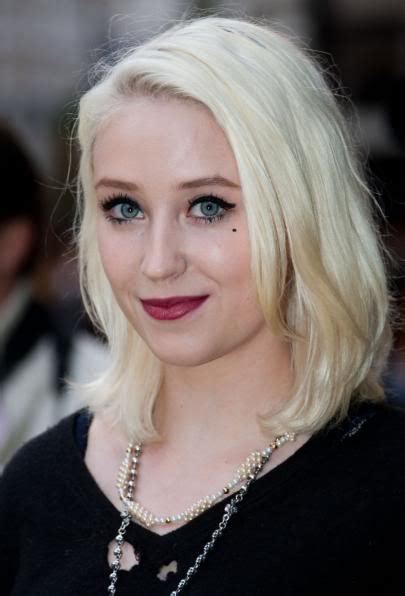 Lily Loveless Height In Ft Feet Cm And Meters — Mrheight