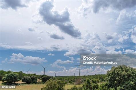 시골 풍경의 풍력 터빈과 배경에 멋진 흐린 하늘 환경 친화적 인 전기 에너지 생산 0명에 대한 스톡 사진 및 기타 이미지 0명 개체 그룹 경관 Istock