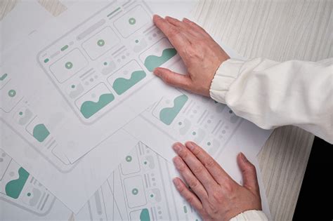 여성 디자이너는 웹 사이트 디자인 와이어 프레임을 만듭니다 스케치 프로토 타입 프레임 워크 레이아웃 미래 설계 프로젝트 Ui 및
