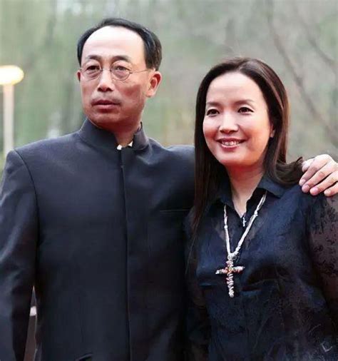 62岁吕丽萍近况曝光，定居美国在豪宅与好友聚会，老公孙海英露面