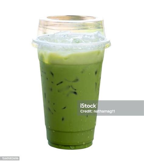 아이스 말차 녹차 라떼와 연유가 담긴 투명한 플라스틱 유리에 흰색 배경에 클리핑 경로가 분리되어 있다 녹차에 대한 스톡 사진 및 기타 이미지 Istock