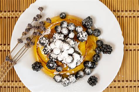 디저트와 아침 식사 컨셉 꿀 베리 과일 설탕 가루와 커피와 화이트 컵 팬케이크 달콤한 음식 0명에 대한 스톡 사진 및 기타